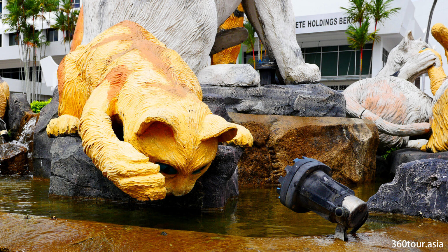 The Cat Family – iconic cat monument of Kuching City | 360Tour.Asia