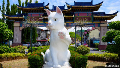 The Great White Cat Statue | 360Tour.Asia